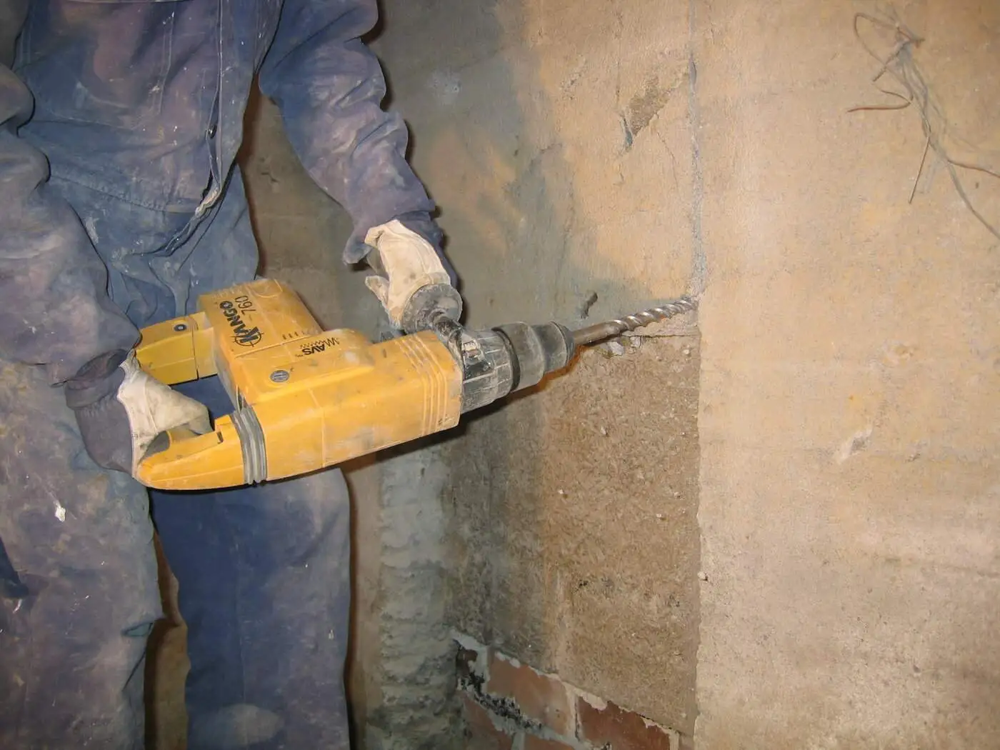 Betoniseinämään kulkuaukko | Konekansa.net